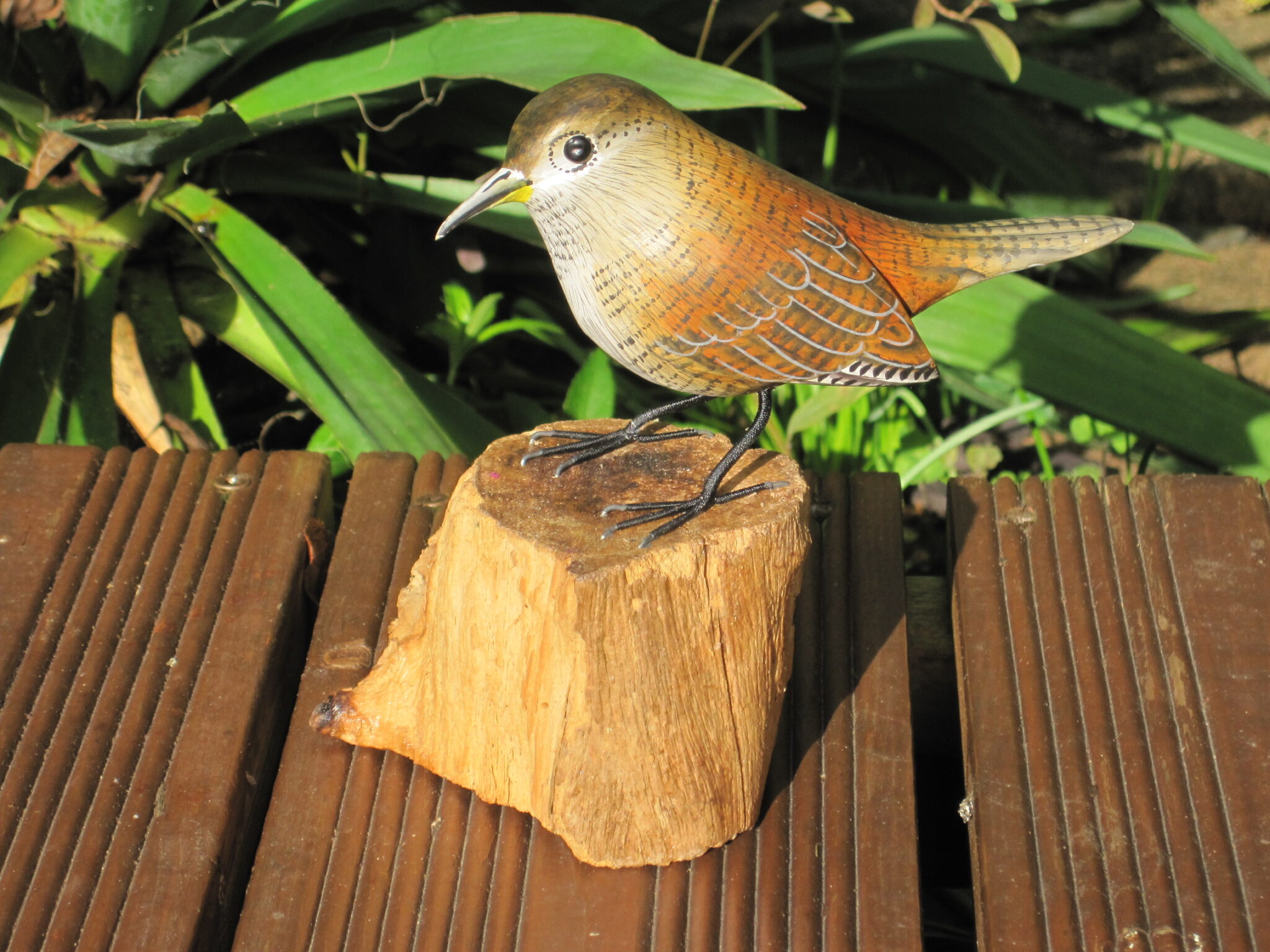Hand Painted Wren Carving - Leisure Gardening